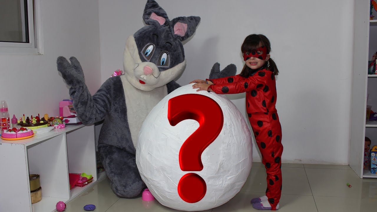 MIRACULOUS LADY BUG ABRINDO OVO SURPRESA GIGANTE COM O COELHO DA PÁSCOA ...