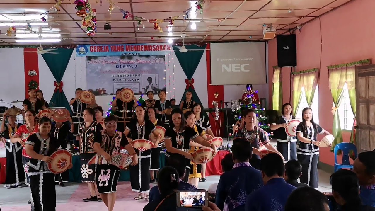 Persembahan Tarian - YouTube