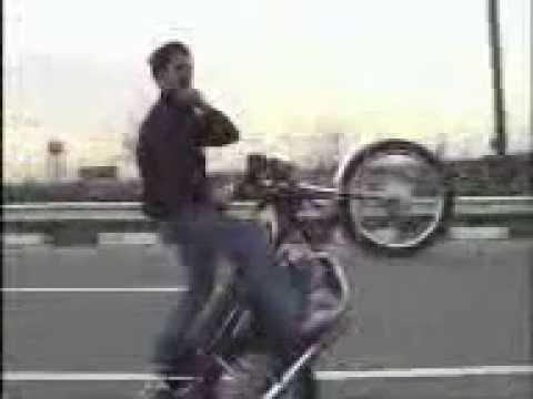 motorun üstünde das ediyor.