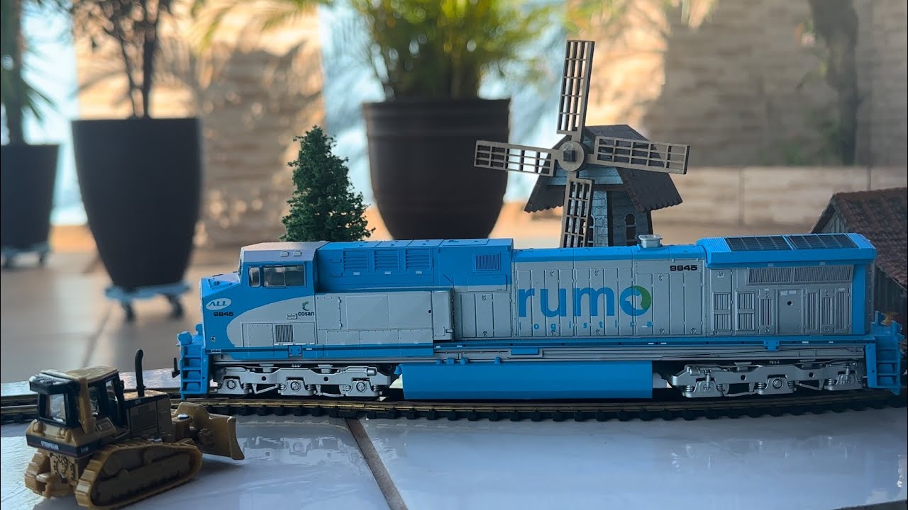 Locomotiva AC44I Rumo Fase 1 puxando os vagões de cargas Hopper HPT e ...