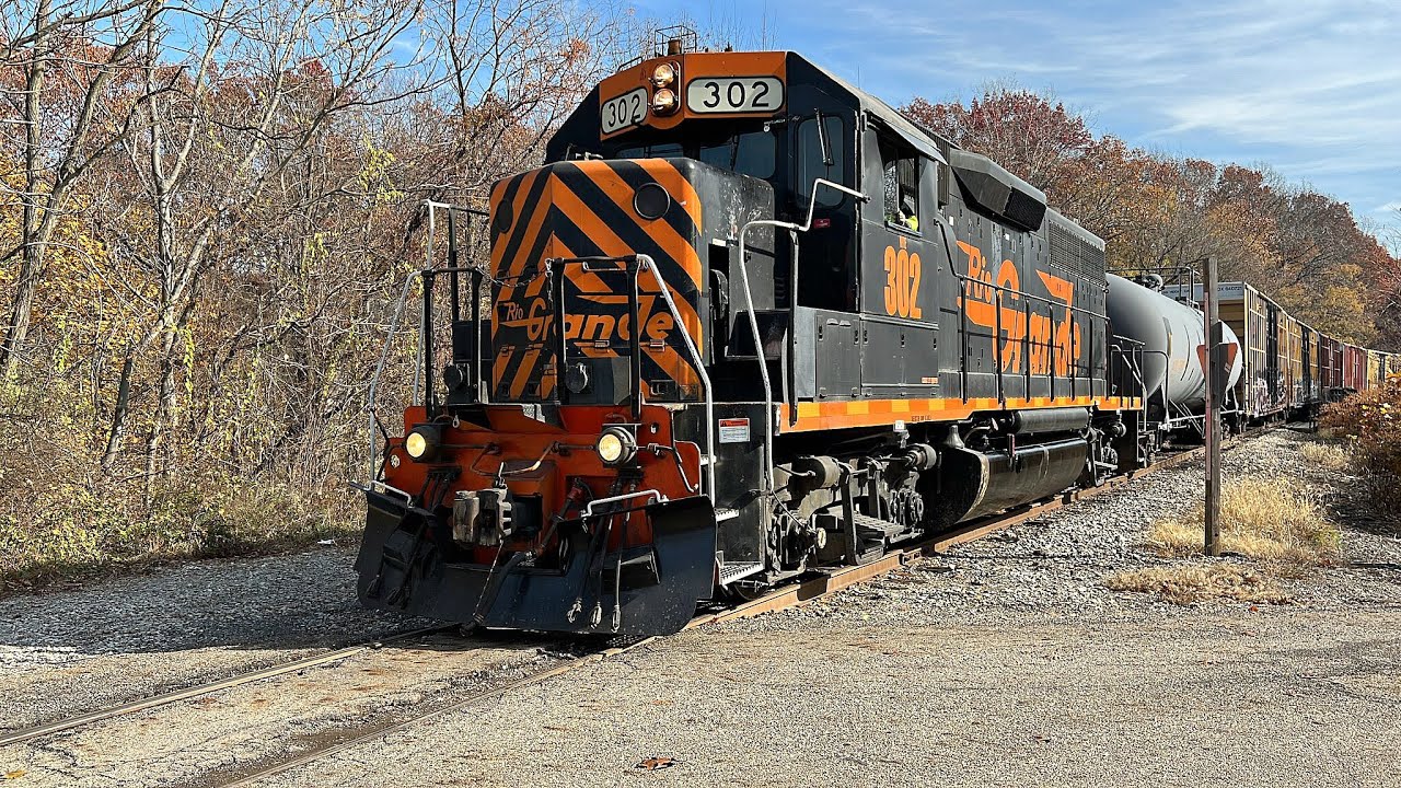 WE 302 steps out on the EL in Kent & Ravenna. - YouTube