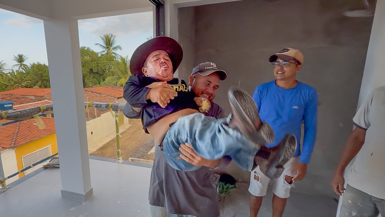 PEDREIROS TRATAM PILILIU COMO BEBÊ REBORN E ELE FICA FURIOSO 🤣 ...