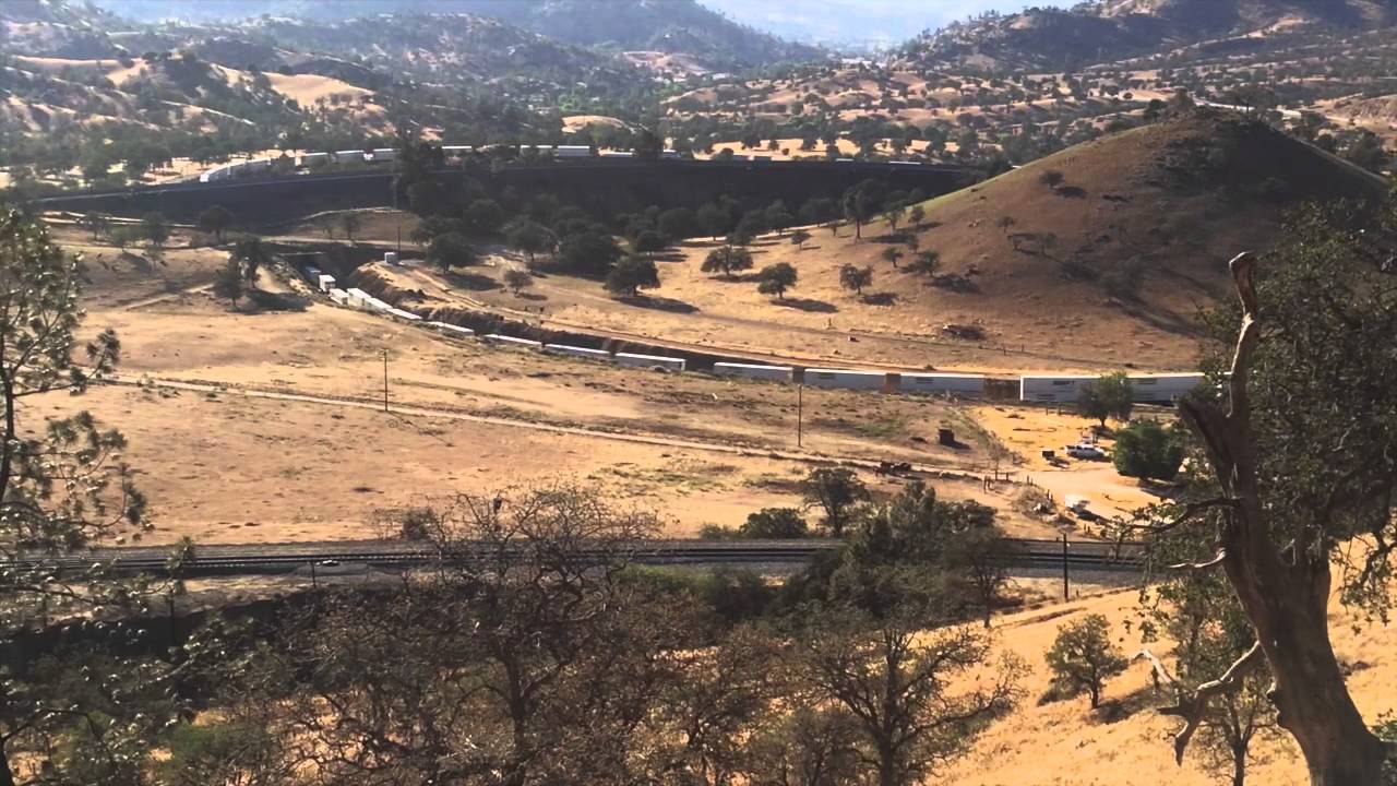 Train Comes Up the Tehachapi Loop - YouTube