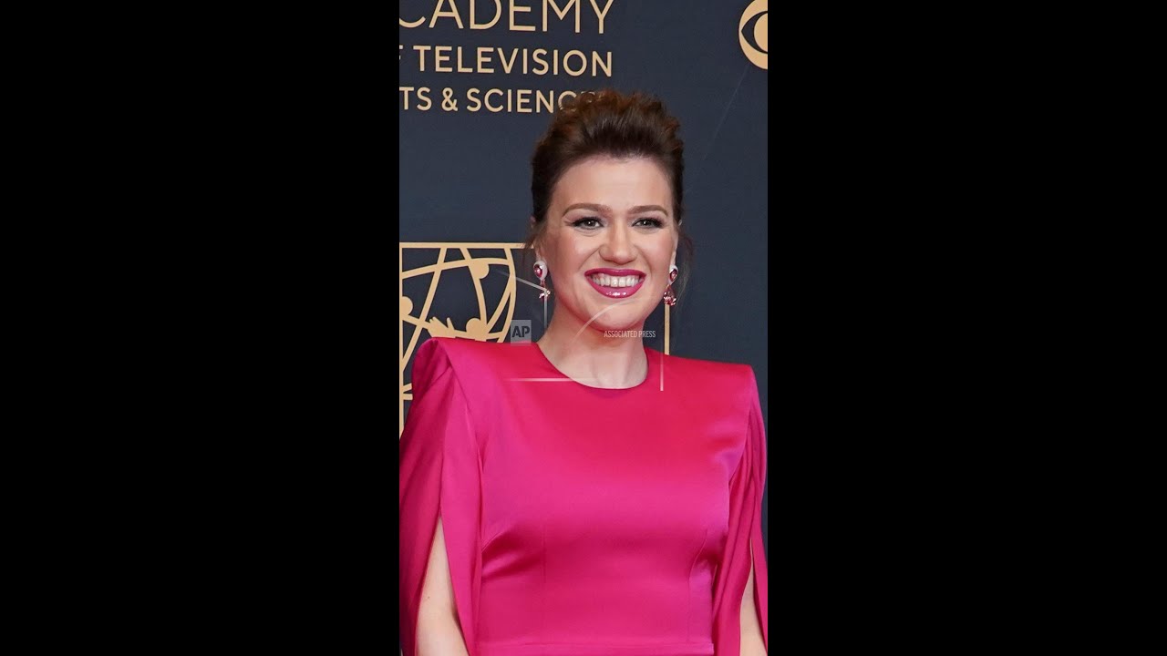 How Kelly Clarkson rides the NYC subway incognito - YouTube