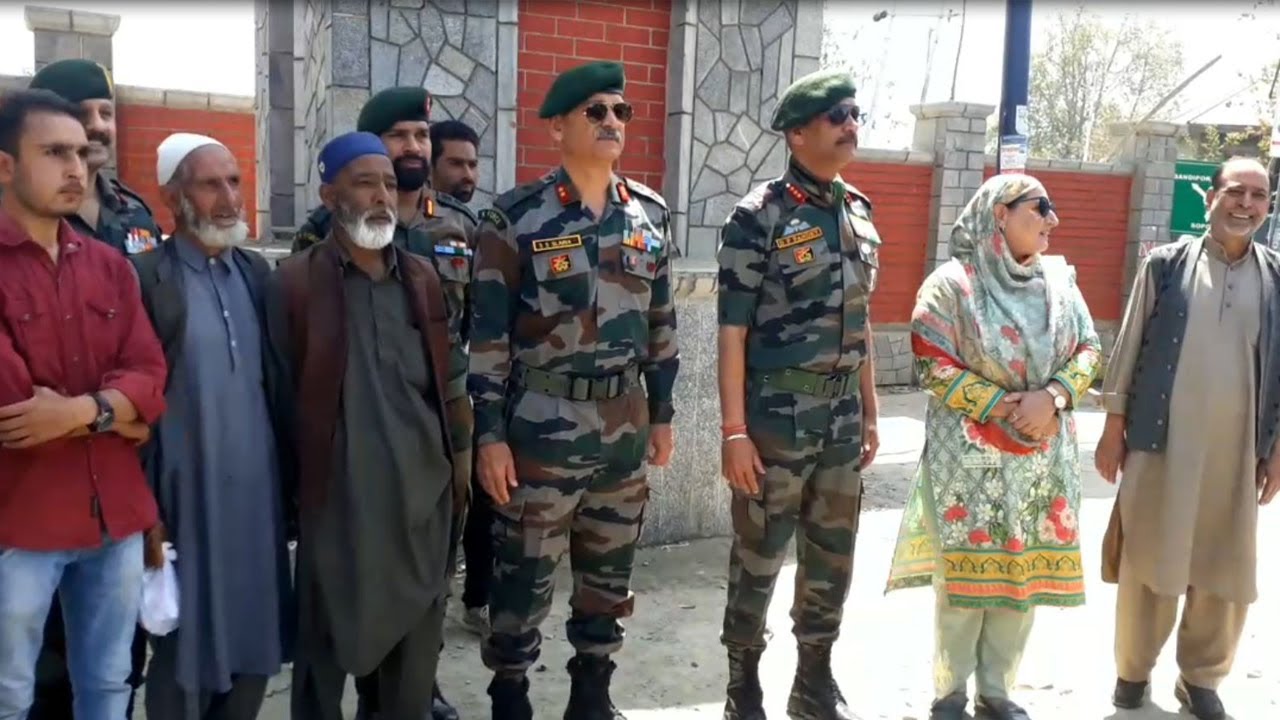 GOC 15 Crops Visits Sopore To Meet Surrendered Militants - YouTube