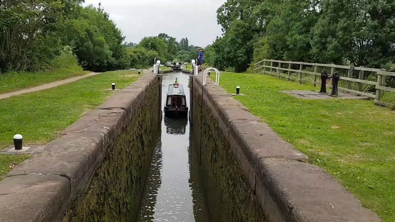Entering a lock with a hire narrowboat - YouTube