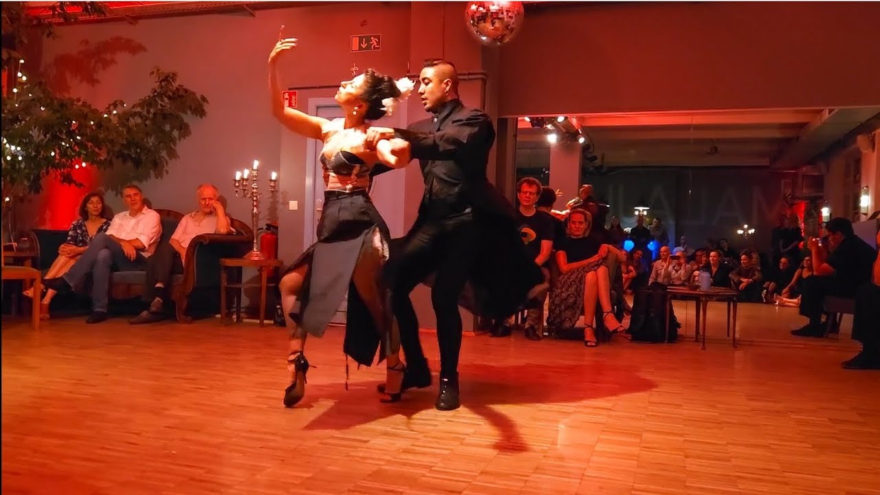 Natasha Barbara & Luciano Des: Theatrical Tango Performance - YouTube