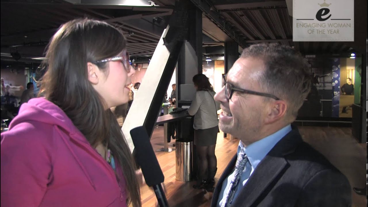 Stephan Fellinger interviewt Tinkebell tijdens Engaging Woman of the ...