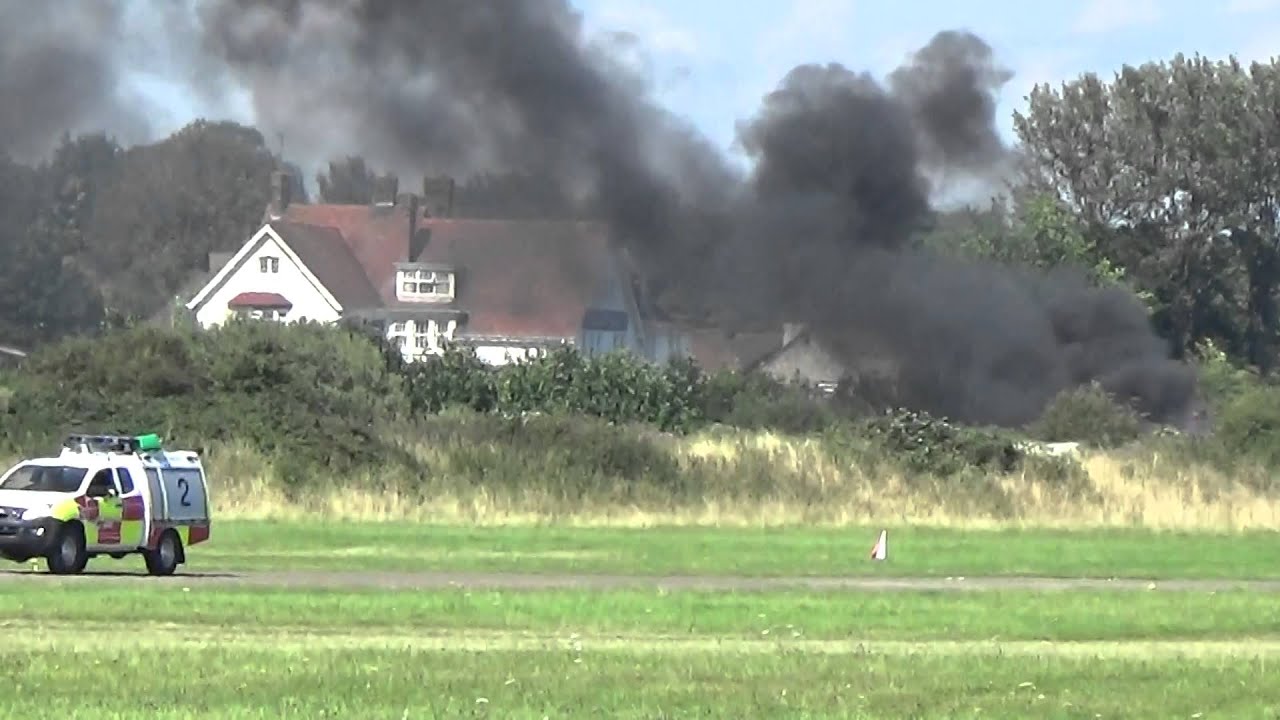 Immediate aftermath of Shoreham airshow Hunter crash (smoke & flames ...