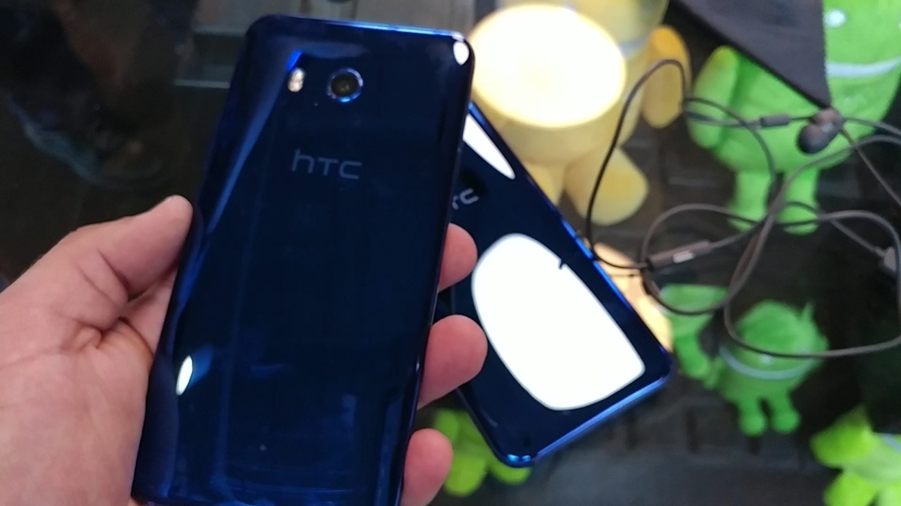 HTC U11 Hands-On and close look at the Sapphire blue color - YouTube