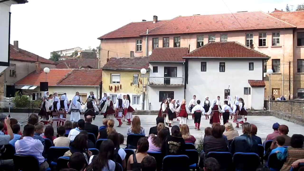 Macedonian Folk Dancing - YouTube