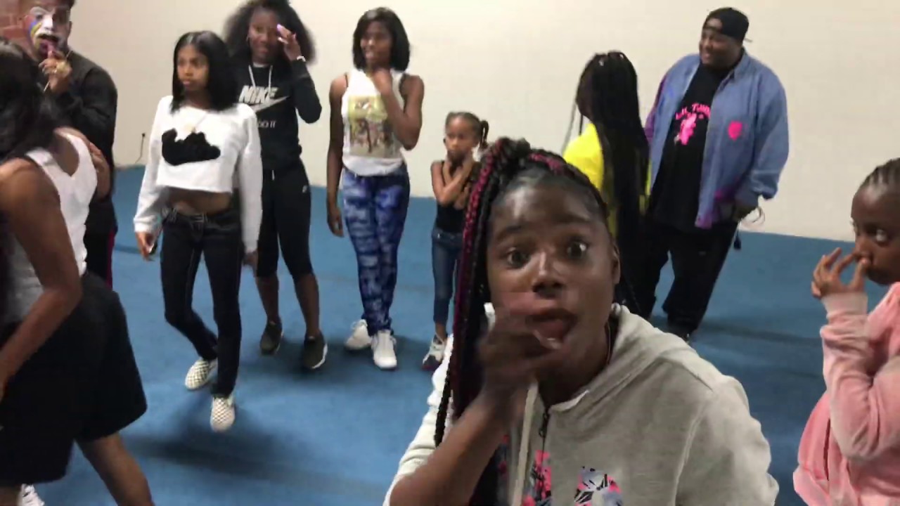 VIRAL CLOWN DANCING BATTLES TOO ENTERTAINING A MUST WATCH! l OLD ...