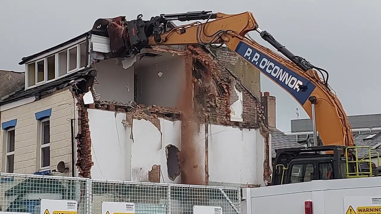 DEMOLITION IN THE RAIN MORNING BLACKPOOL 21/10/2025 CHARLES STREET ...