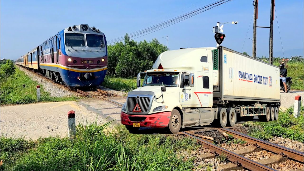 OMG... Train vs Semi Trailer Truck Funny train Funny relaxing video ...