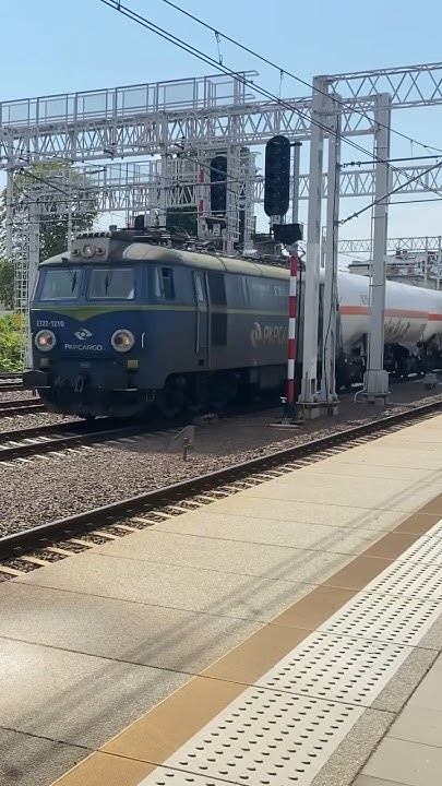 ET22-1210 Z Cysternami Przelot przez Czechowice dziedzice #shorts - YouTube