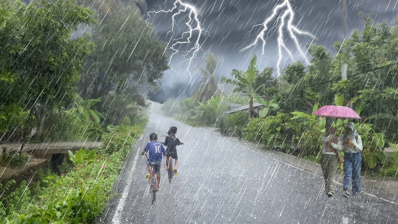 Super Heavy Rain and Loud Lightning in Small Indonesian Towns | Rain ...