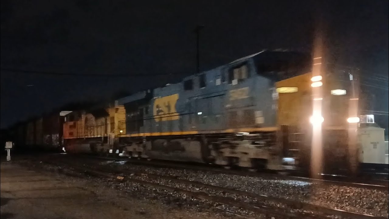 CSX 5452 and UP 8541 lead CSX M559 Manifest Train South at Elmwood ...
