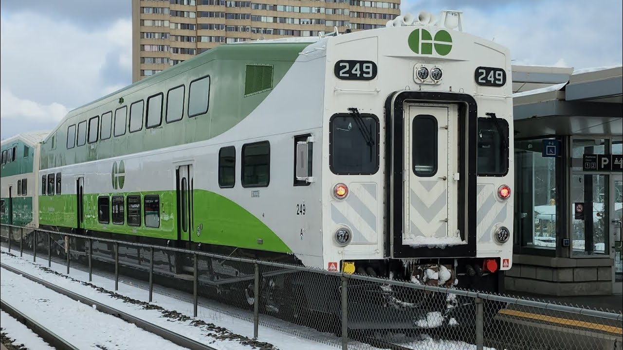 (Reactivated Cab Car 249) (10 Cars) GO 1322 - 639 With 249 Pulling Into ...