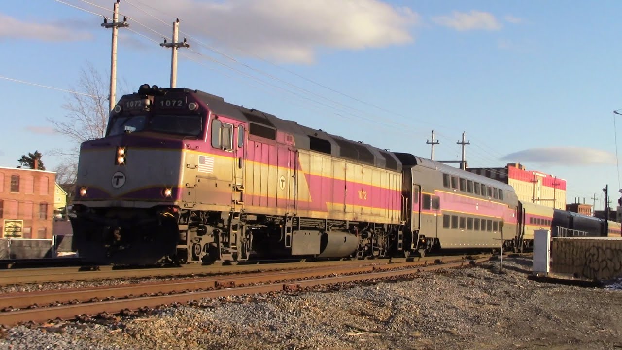 MBTA F40PH-2C 1072/Control car 1522 on Keolis train 211/216 in ...