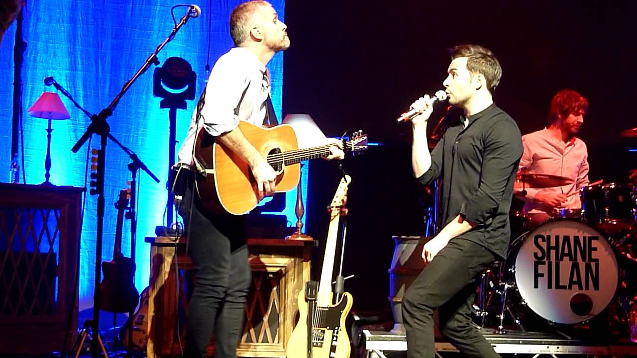 Shane Filan singing Blurred lines/Wake me up in Basildon 21-11-14 - YouTube