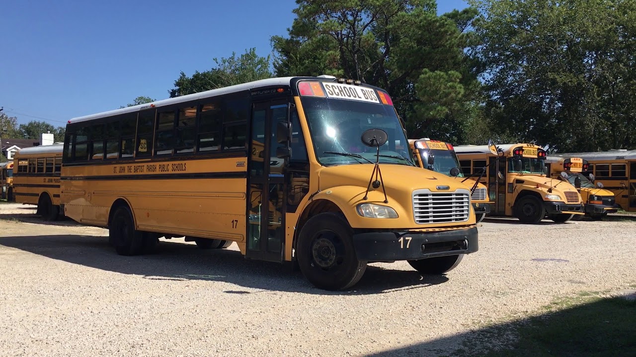 BUS 17 REVERSING INTO IT'S PARKING SPOT AFTER GETTING SERVICED - YouTube