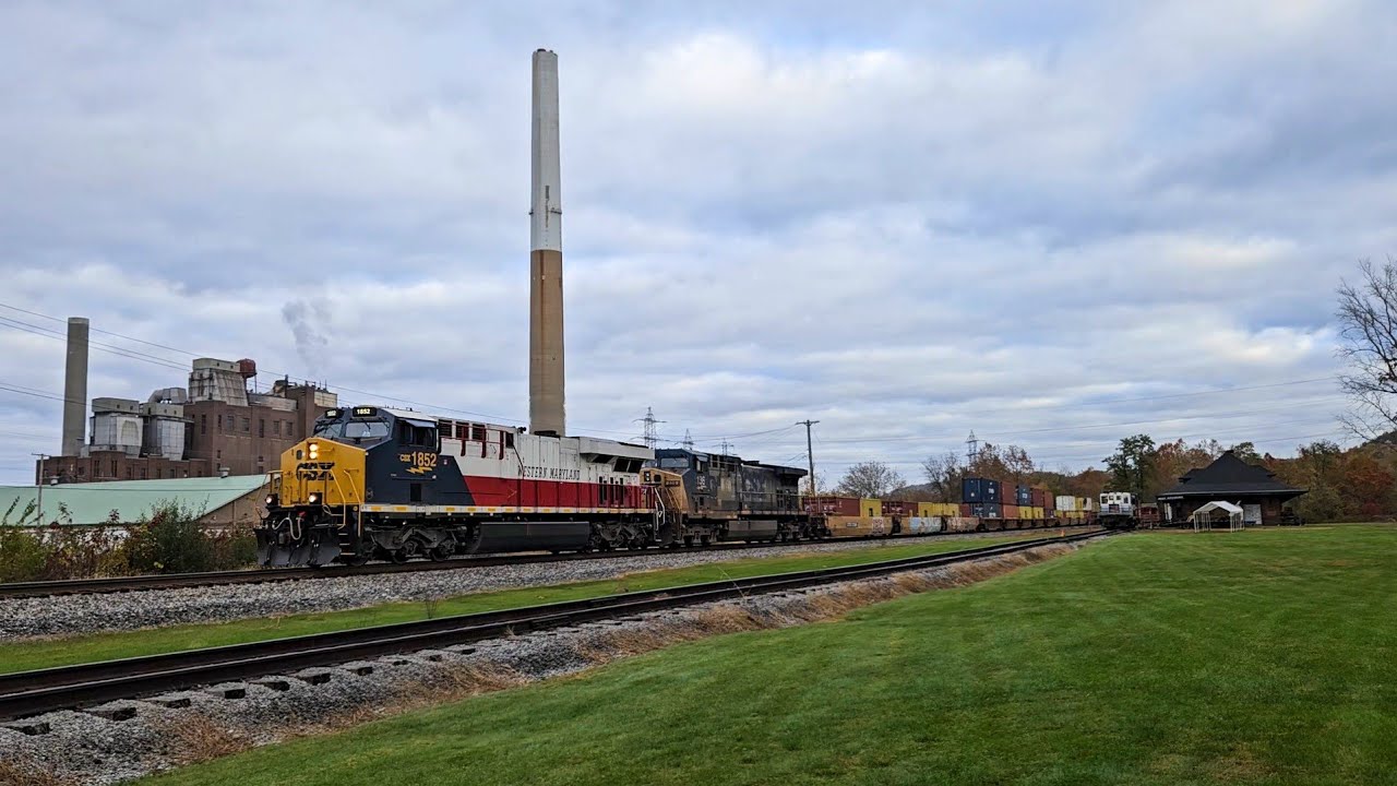CSX 1852 (Western Maryland) leads train through fall colors: short ...