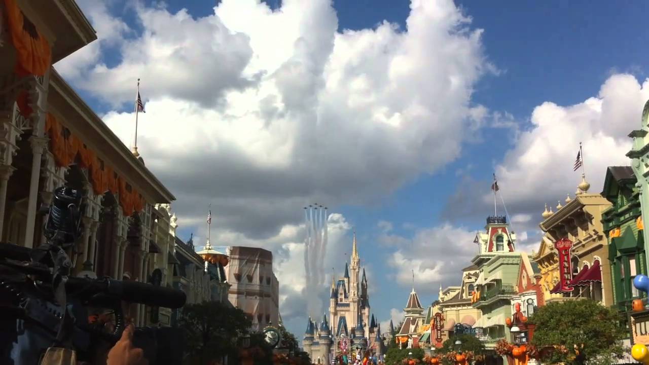 USAF Thunderbird Flyover Magic Kingdom - YouTube