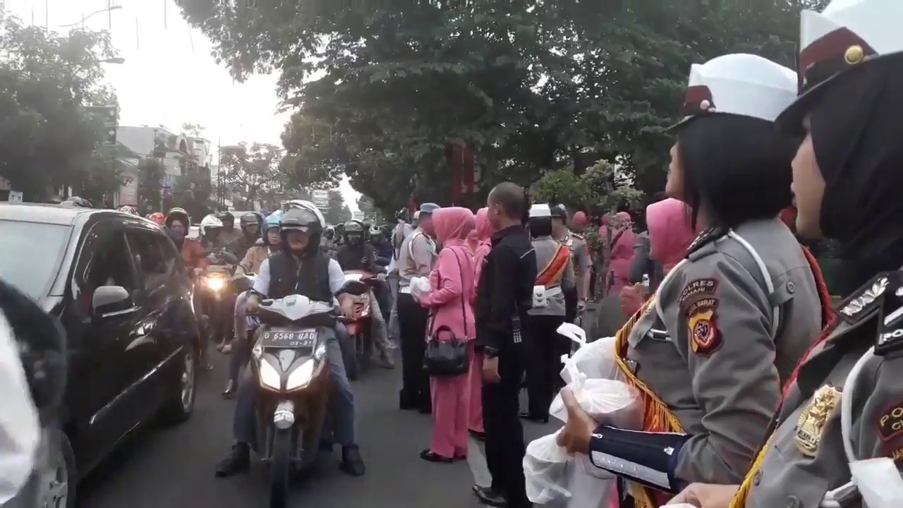 Begini Ketika Polisi Berbagi Takjil Gratis di Jalan Raya - YouTube