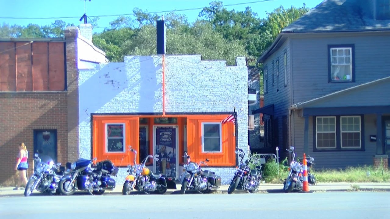Steve Peterman delivers supplies to flood victims - YouTube