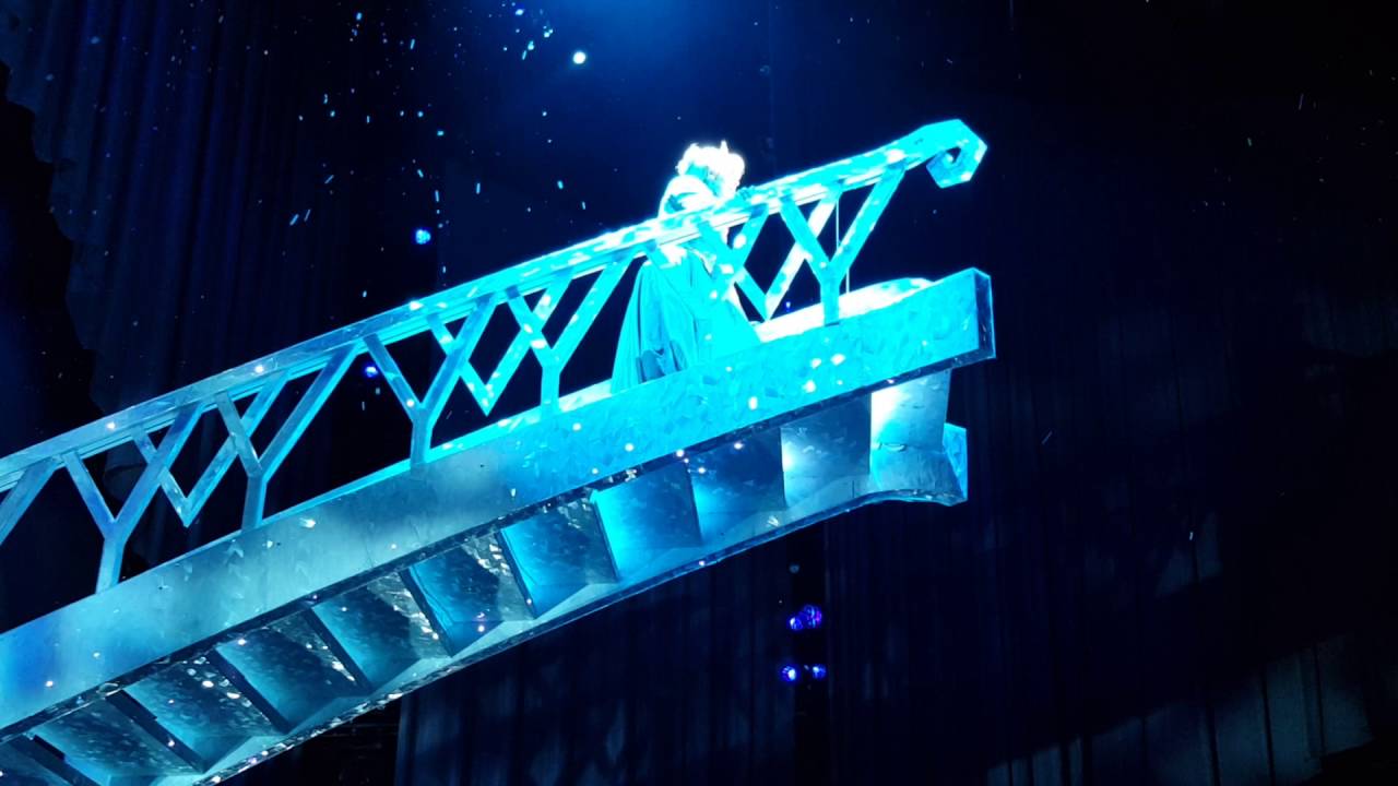 Hyperion Theatre - Frozen Live "Let it go" - YouTube