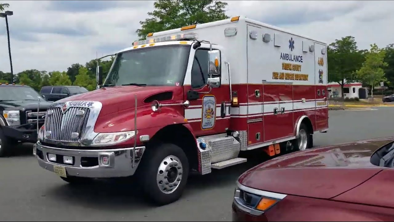 Fairfax County Ambulance 440 arriving - YouTube