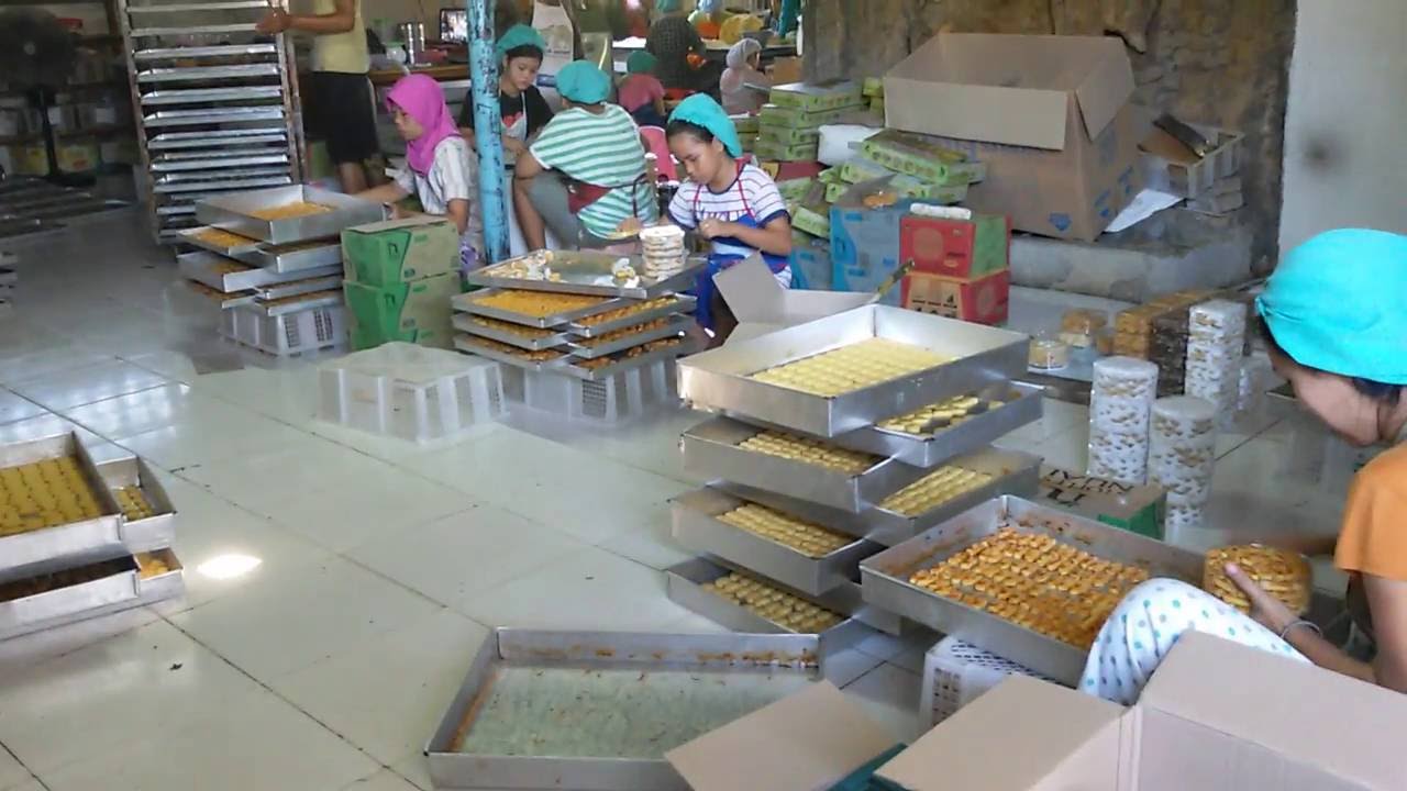 Ini Dia Produsen Kue Lebaran di Lampung Monica And Loren Bakery - YouTube