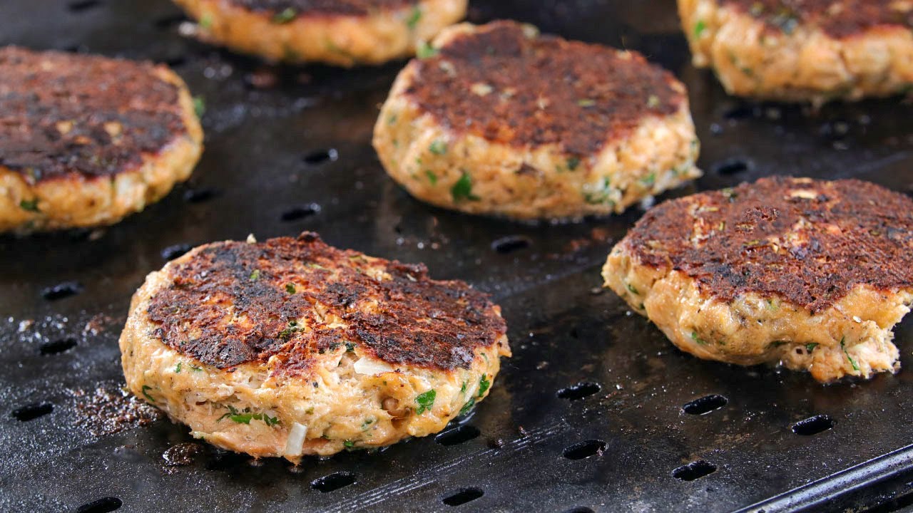 Salmon Burgers with Ray & Stevie | recteq - YouTube