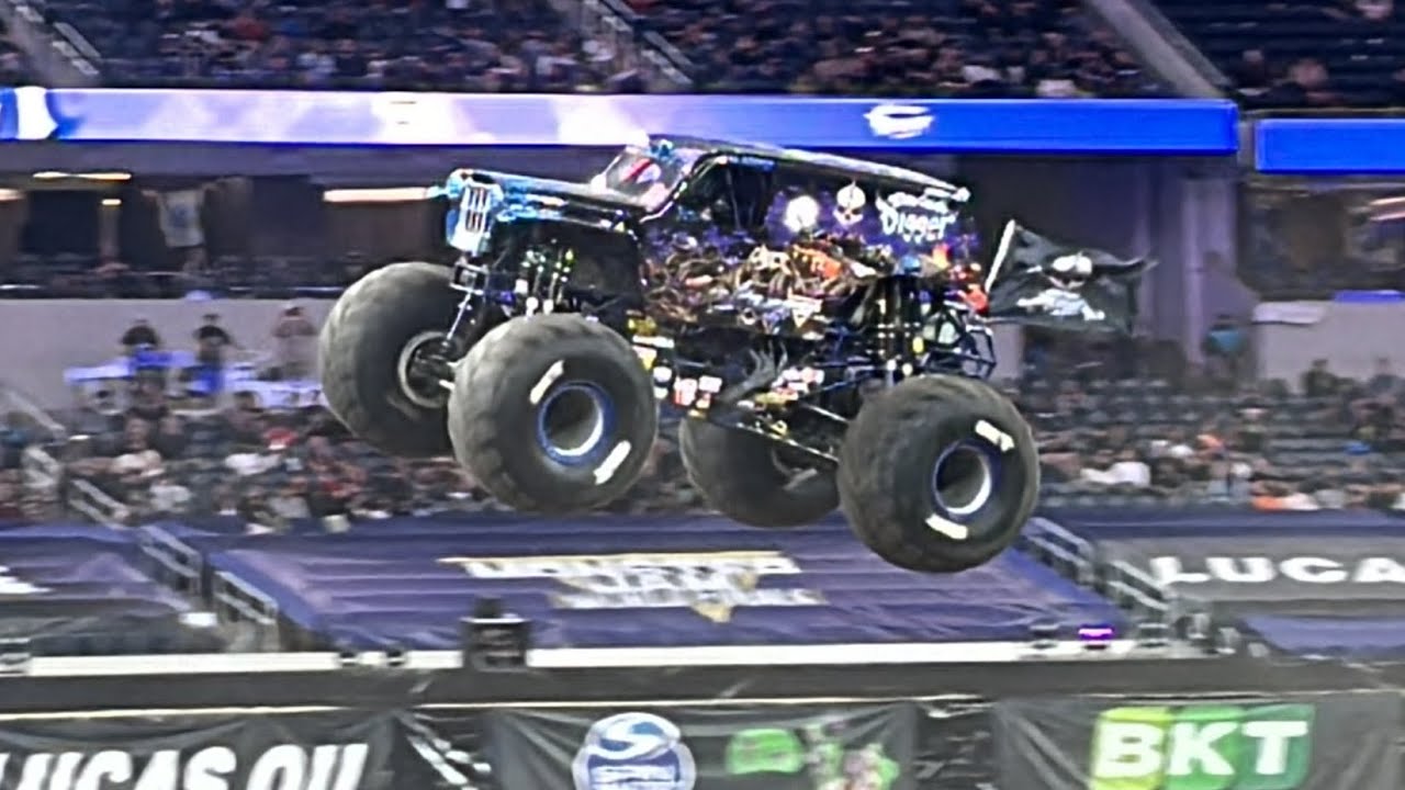 Monster jam world finals XXII Los Angeles,CA Son-uva-digger - YouTube