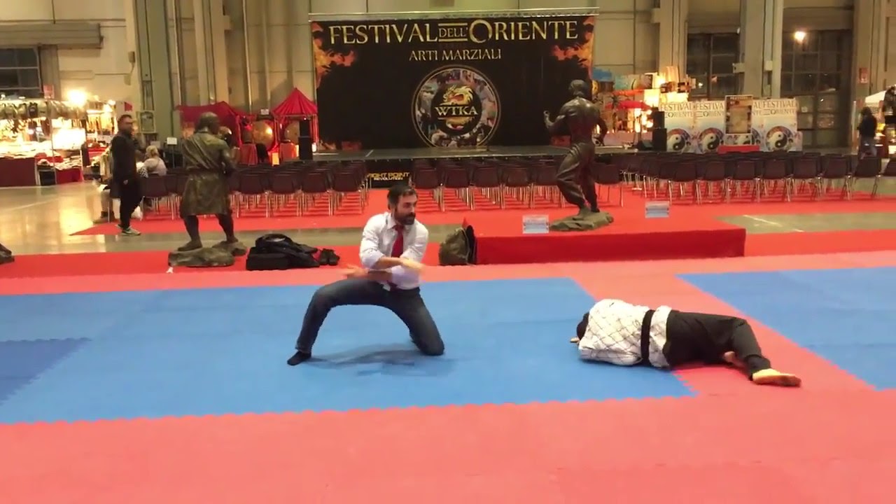 Maestro Lorenzo Milano 6^Dan Hapkido - difesa da doppio pugno gancio ...