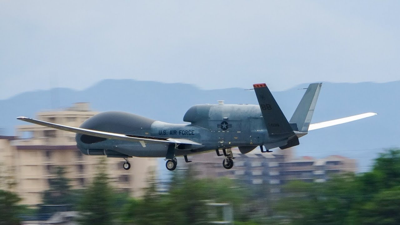 【速報】20200531 RQ4(グローバルホーク)3機目到着 横田基地 - YouTube