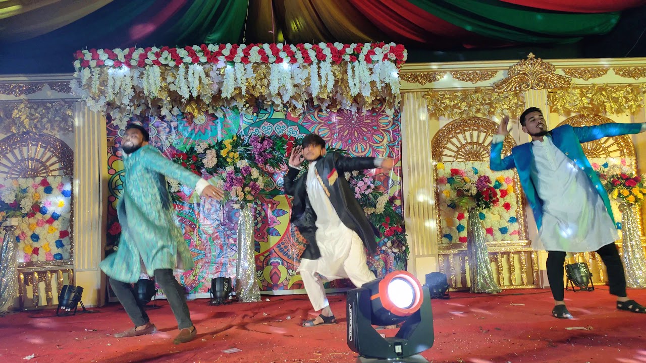 Malhari Haldi dance |Bajirao mastani| |Ranveer Sing| - YouTube