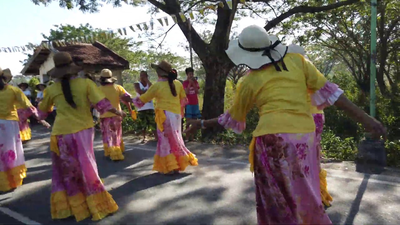 Bede dancing "karakol" at Gen tri feast - YouTube