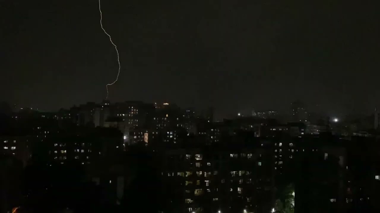 Thunder hit building in mumbai - YouTube