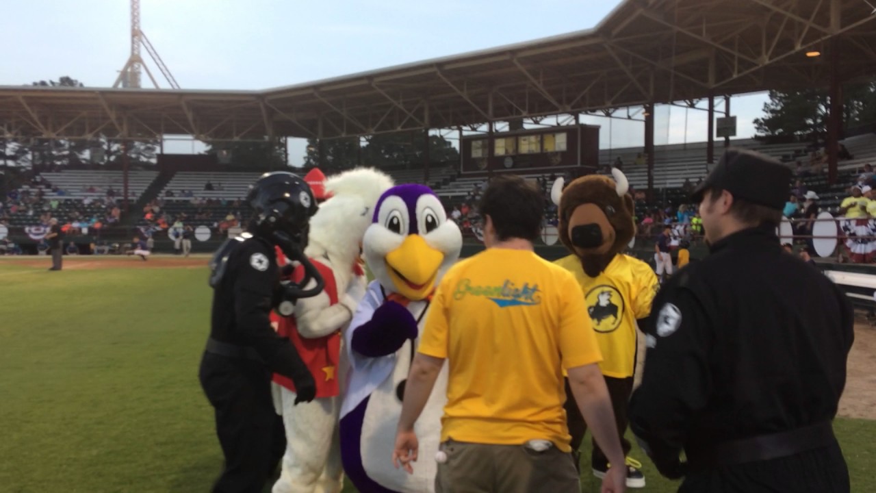 501st vs Mascots in Tug O War - YouTube