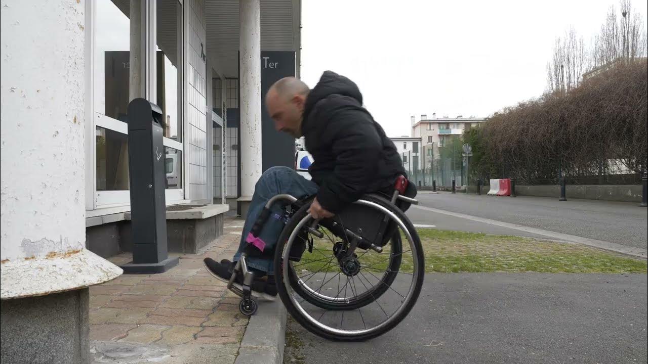Deux exemples de montée et descente d’un trottoir avec maitrise du deux roues en fauteuil ...