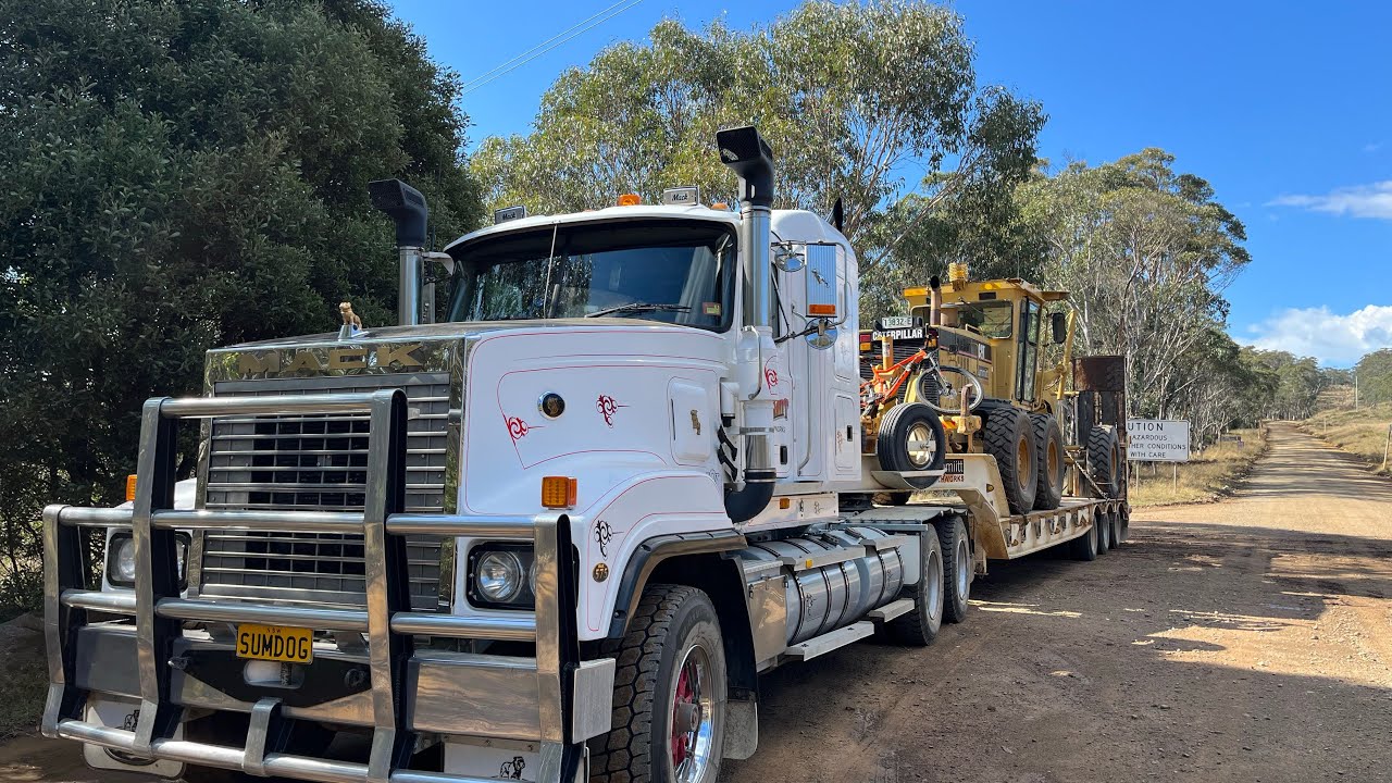 Mack V8 Titan-Brentwood low loader - YouTube