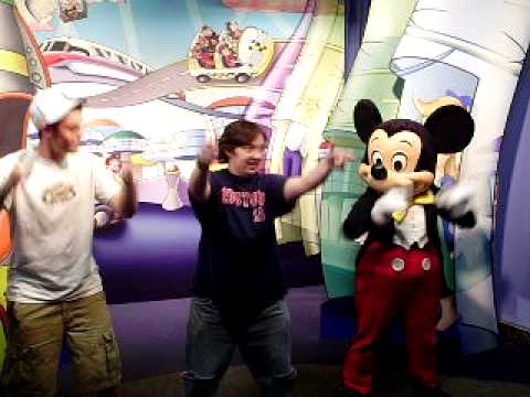 Mickey Mouse does the Chuck E Cheese dance - YouTube