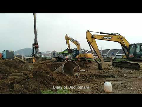 Truk Truk ruk  ExCavator di proyek kereta cepat