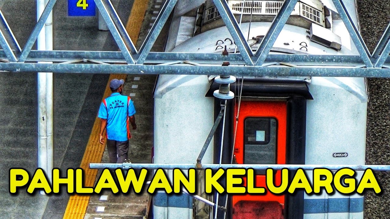 Porter Stasiun Jatinegara Berlari Mencari Penumpang Kereta Api ...