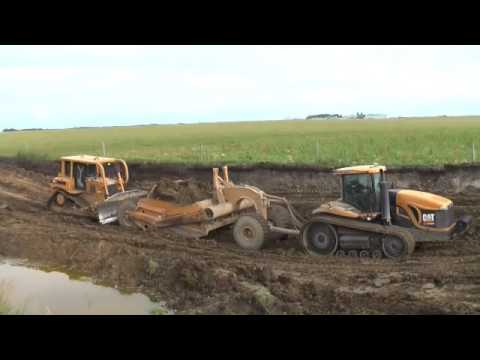 cat challenger 865 pulling cat 463 scraper pushed by d7hxr - YouTube