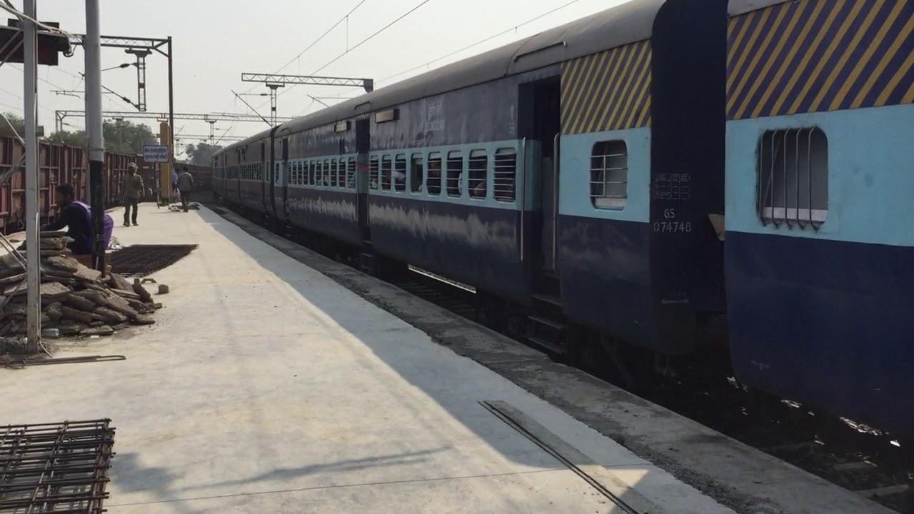 BARBIE BL WAG5P 19026 Amravati - Surat Express Entering Shegaon Station ...