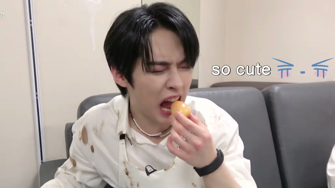 Lee Know eating egg might be the cutest thing you've seen today - YouTube