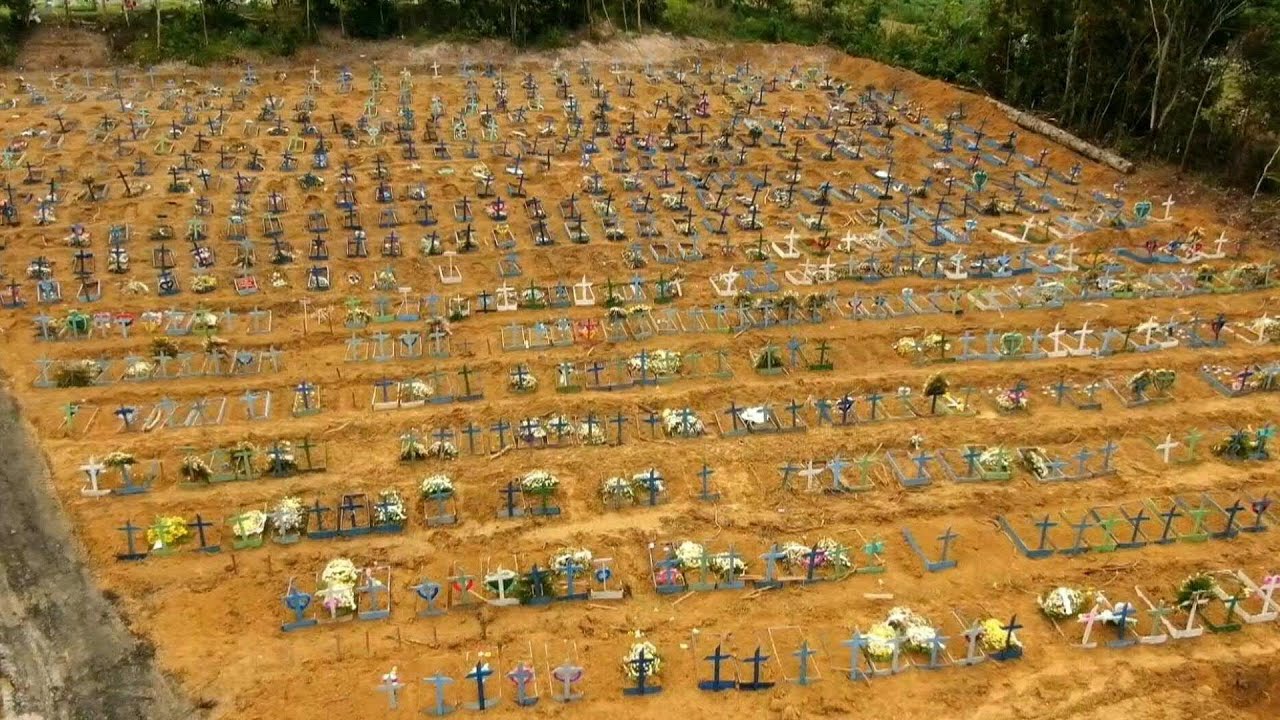 Vítimas da Covid-19 são enterradas em valas comuns em Manaus | AFP ...