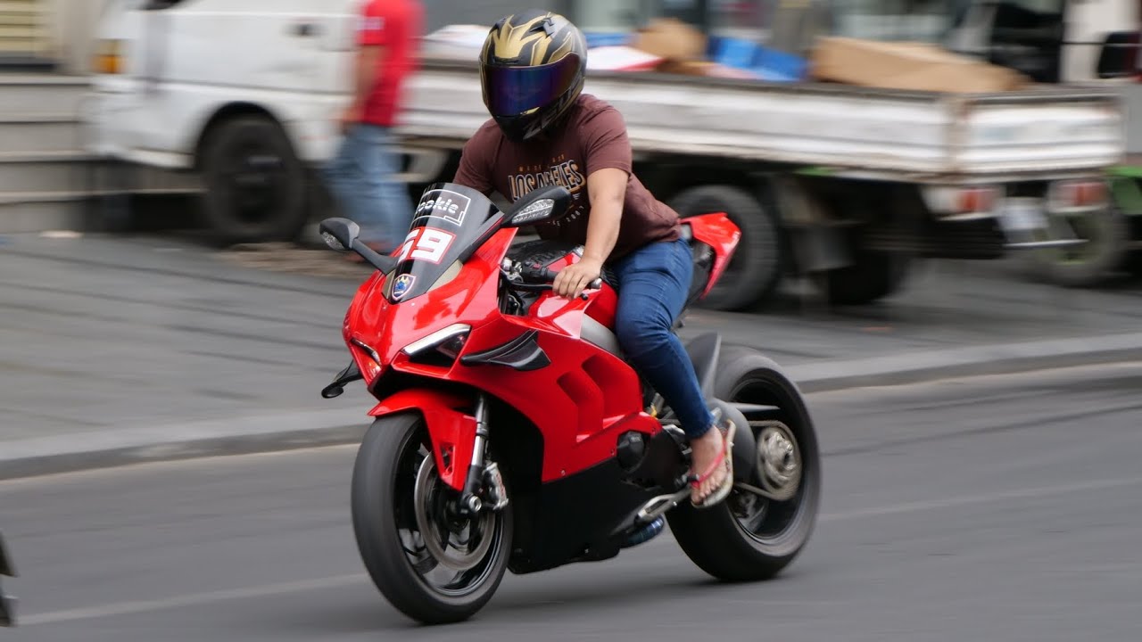 Ducati V4 2019 | First ride 1 - YouTube